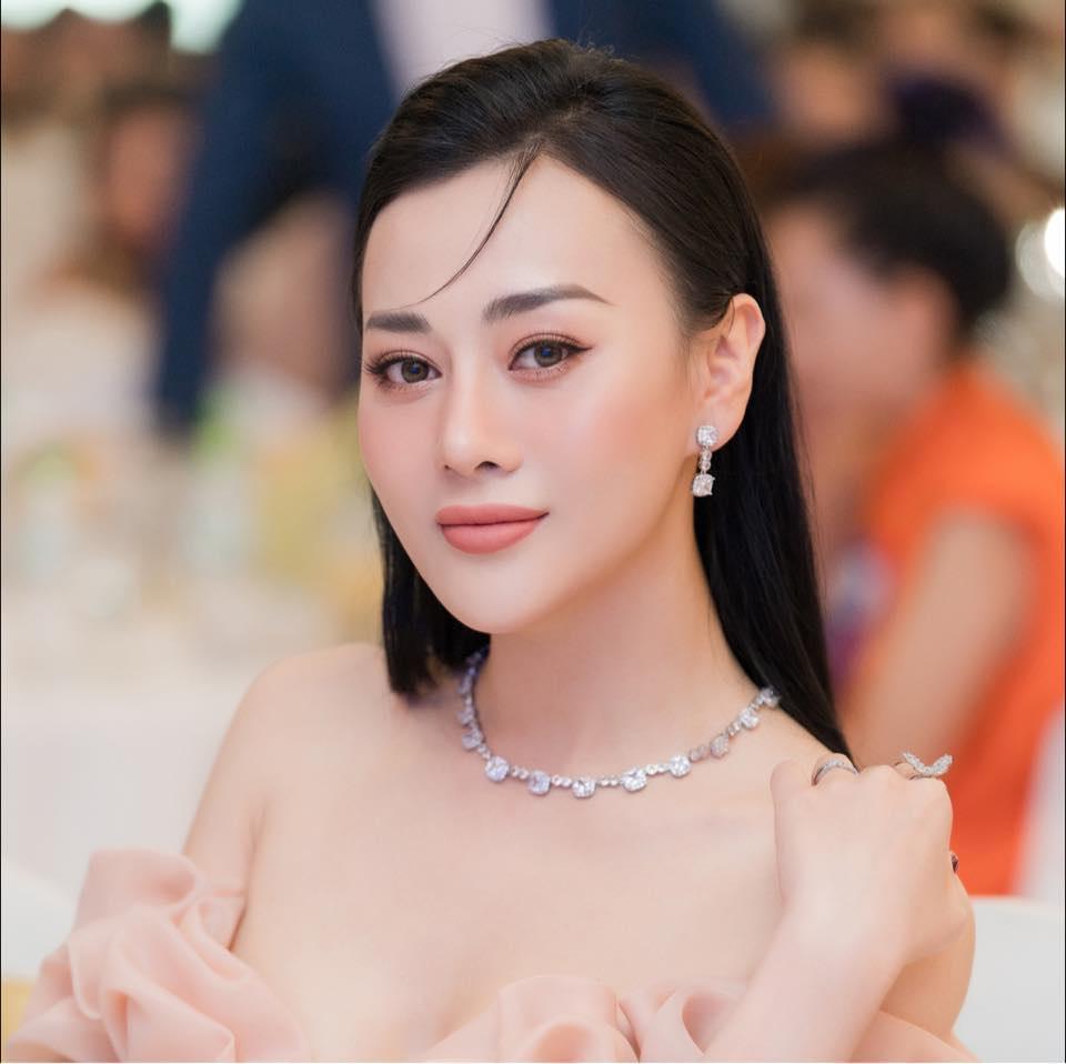 Diễn Viên Phương Oanh đang Hot Rần Rần Cõi Mạng Là Ai