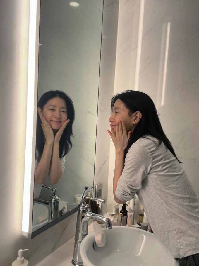 Lee Young Ae chia sẻ bí quyết giữ da mộc rạng rỡ ở tuổi ngũ tuần