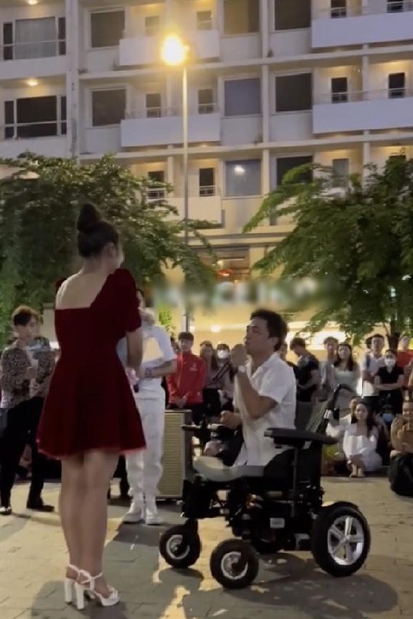 Xôn xao màn cầu hôn 'chàng trai không chân' trên phố đi bộ